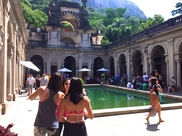 Brunch no Parque Lage à beira da piscina (e vista para o Cristo)